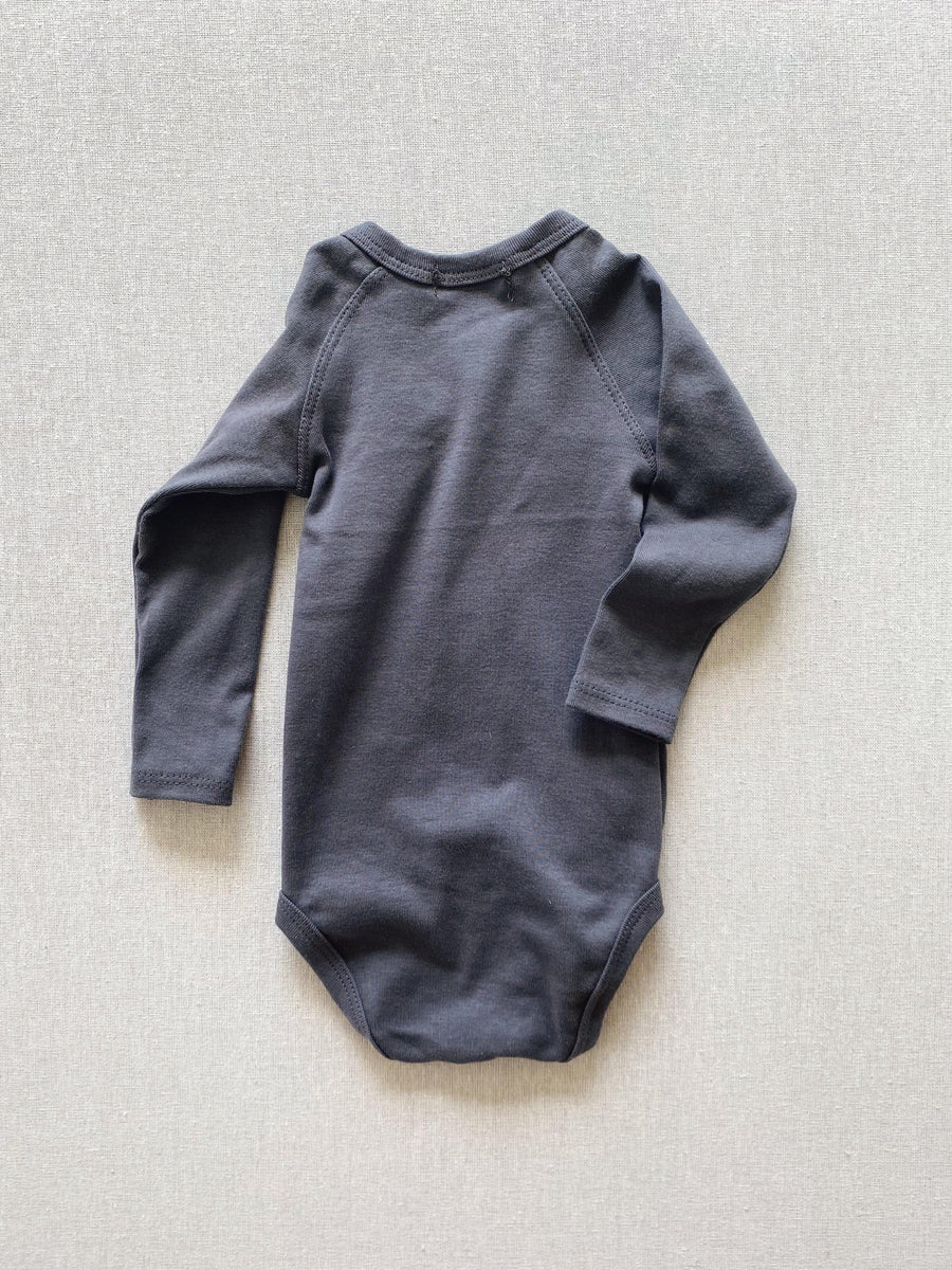 organic cotton wrap onesie - graphite – mabo